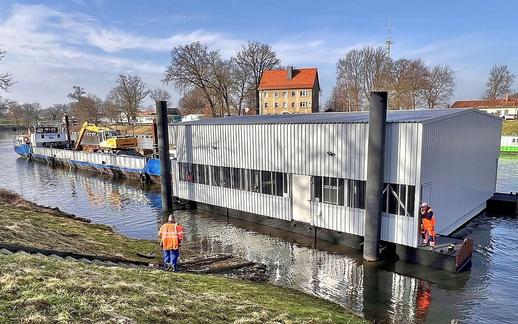 Wasserschutzpolizei Dessau-Roßlau: Nach Reparatur in Roßlau - Schwimmende Bootshalle zurück zum ...