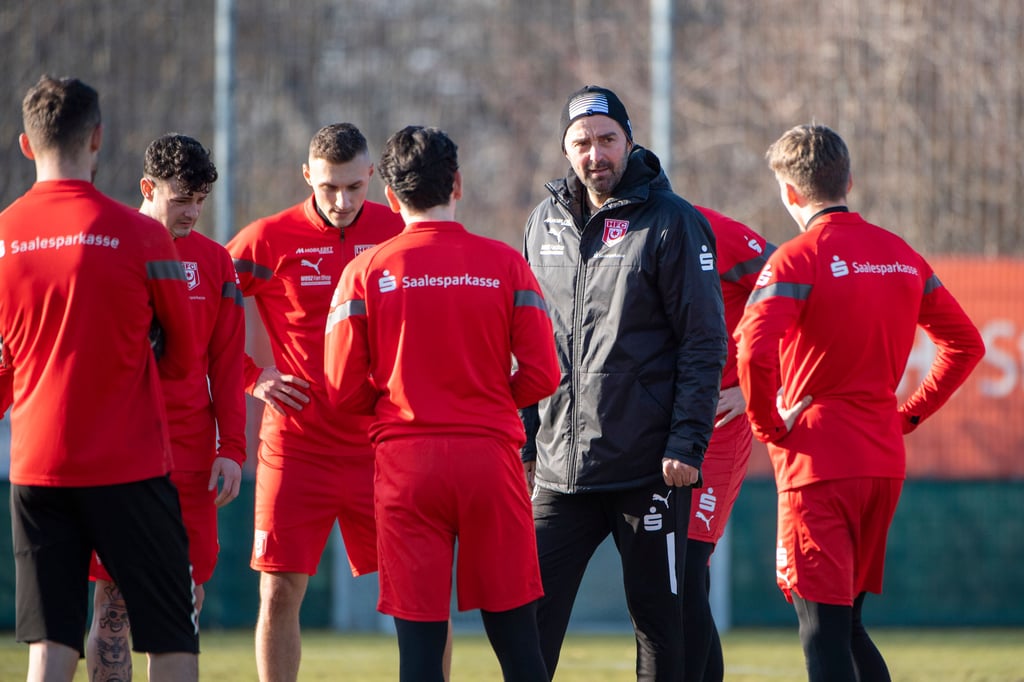 Hallescher FC: Kennenlernen auf dem Rasen: So lief der HFC-Einstand von ...