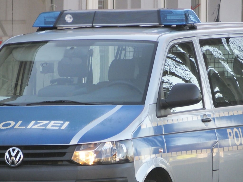 Polizei ermittelt nach Fahrerflucht: Mit Bild im Artikel: Unbekannter demoliert in Jerichow mit ...