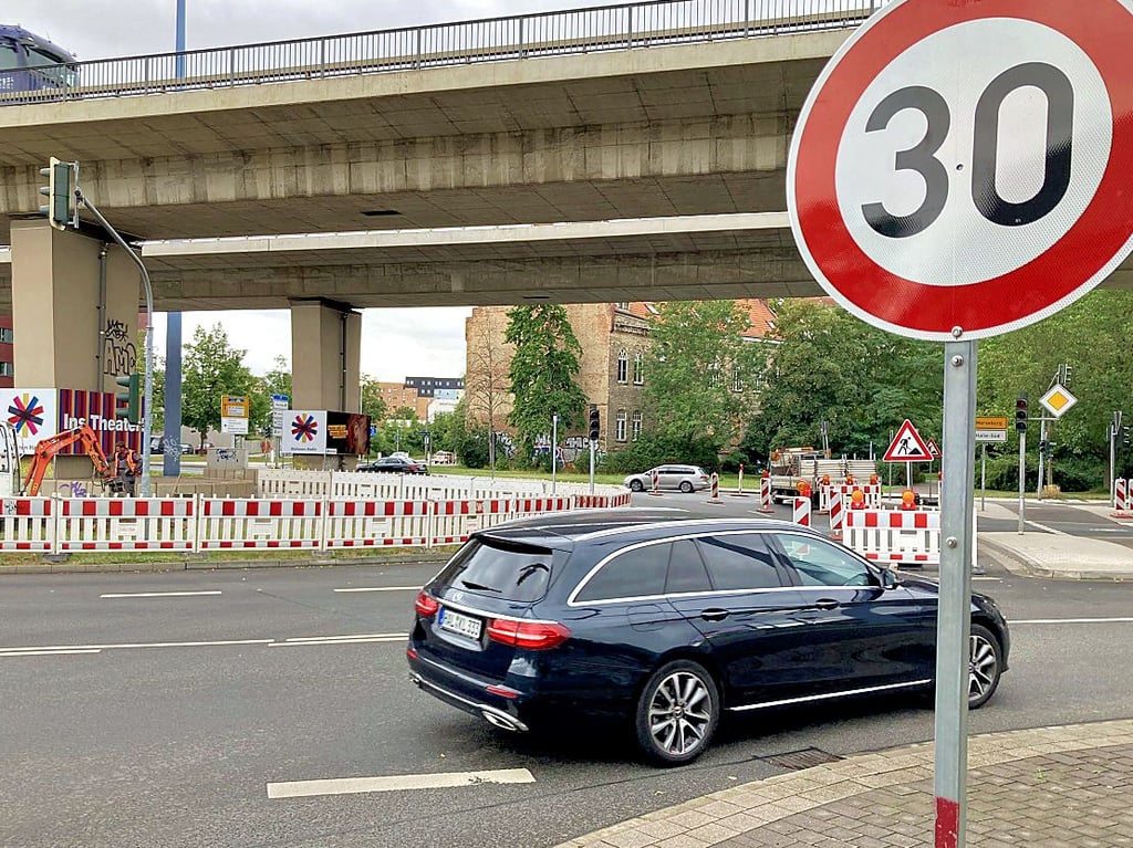 Verkehr in Halle: Zusätzliche Schilder sollen Glauchaer Platz für ...