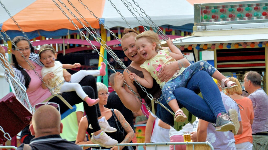 Feiern im Seeland: Kakadus, Lasershow und Handtaschen-Weitwurf: Frose ...