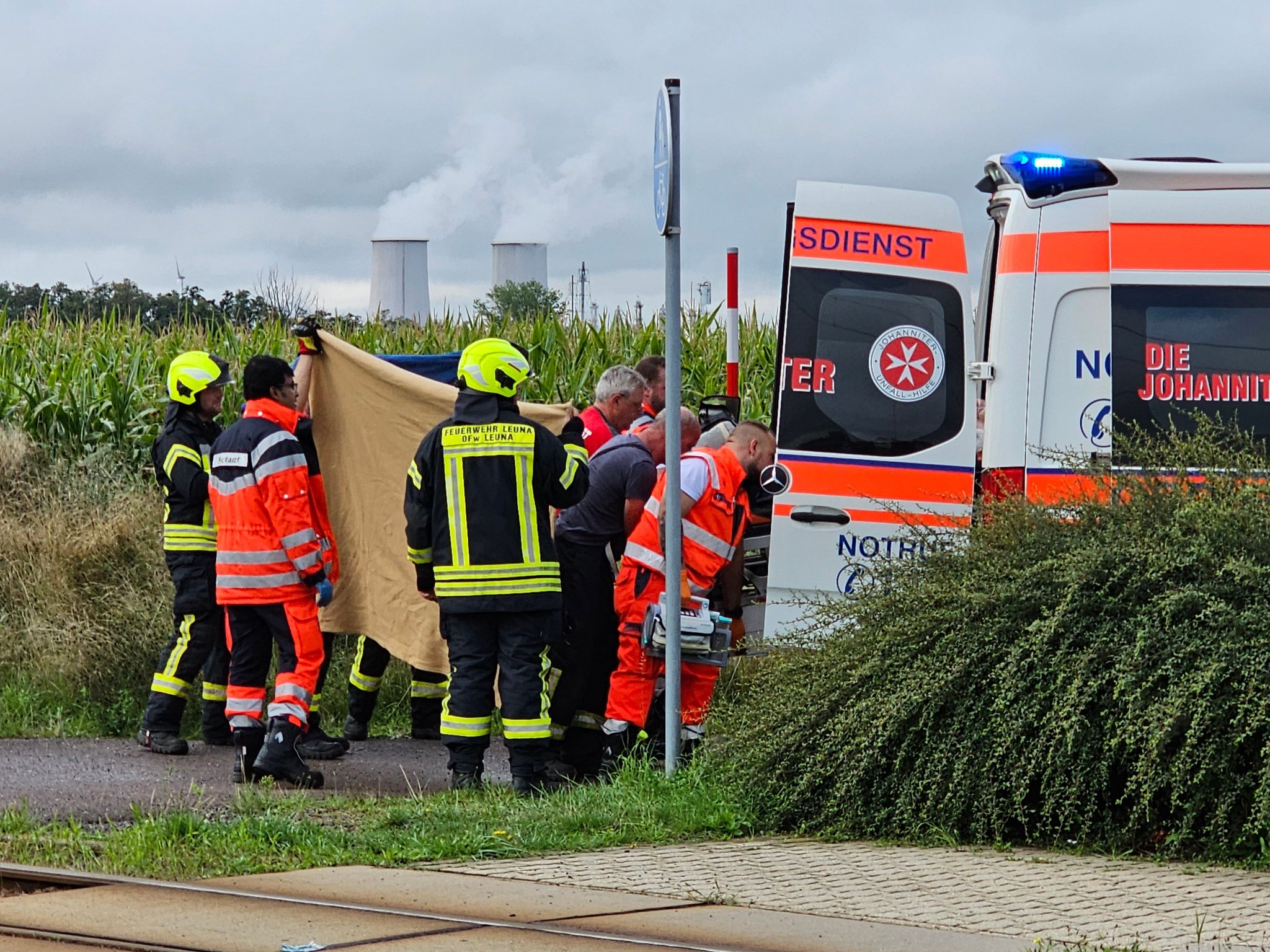 Unglück im Saalekreis: Schwerer Unfall in Leuna: Mann unter Straßenbahn ...