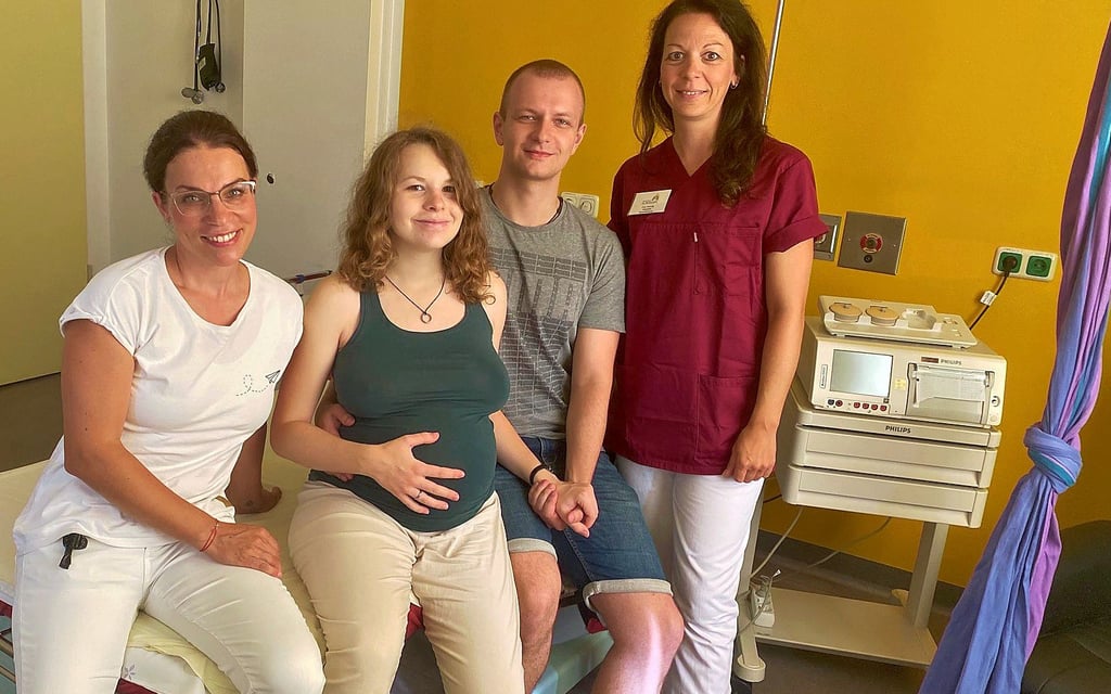 Video: Wie Geburten im Hebammen-Kreißsaal ohne Ärzte im Marienstift ...