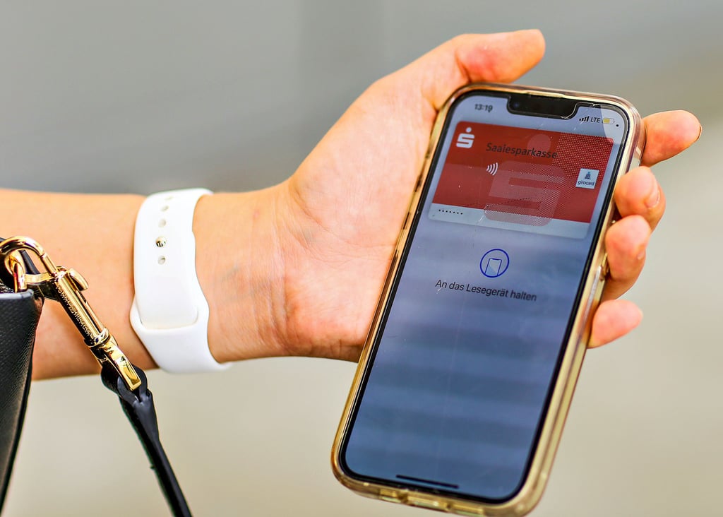 EC-Karte, Bargeld oder Handy: Einmal mit Karte, bitte: Wie sich das ...