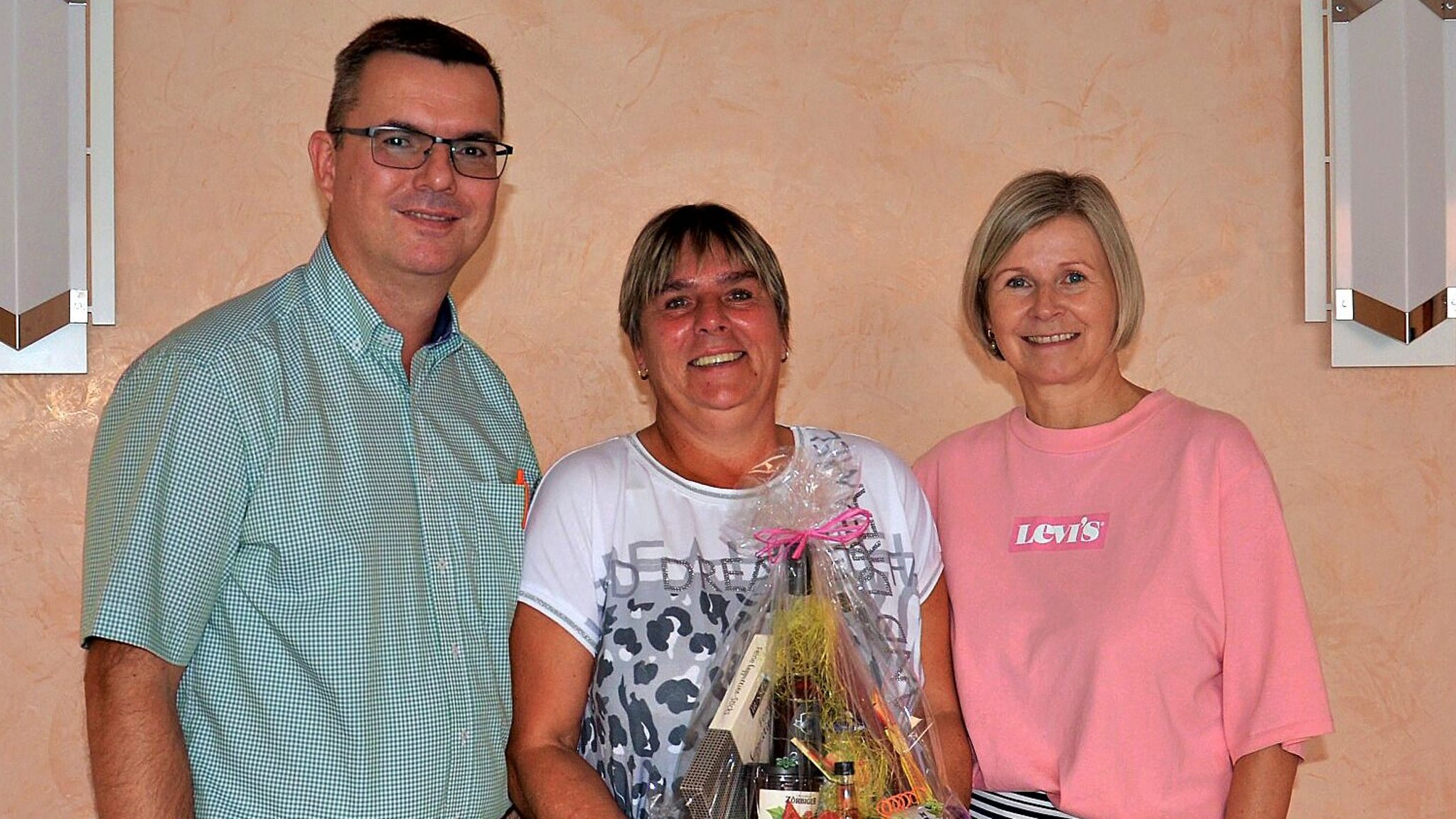 Zerbster Pferdemarktlotterie: Sabine Pfeifer ist Losverkäuferin mit ...