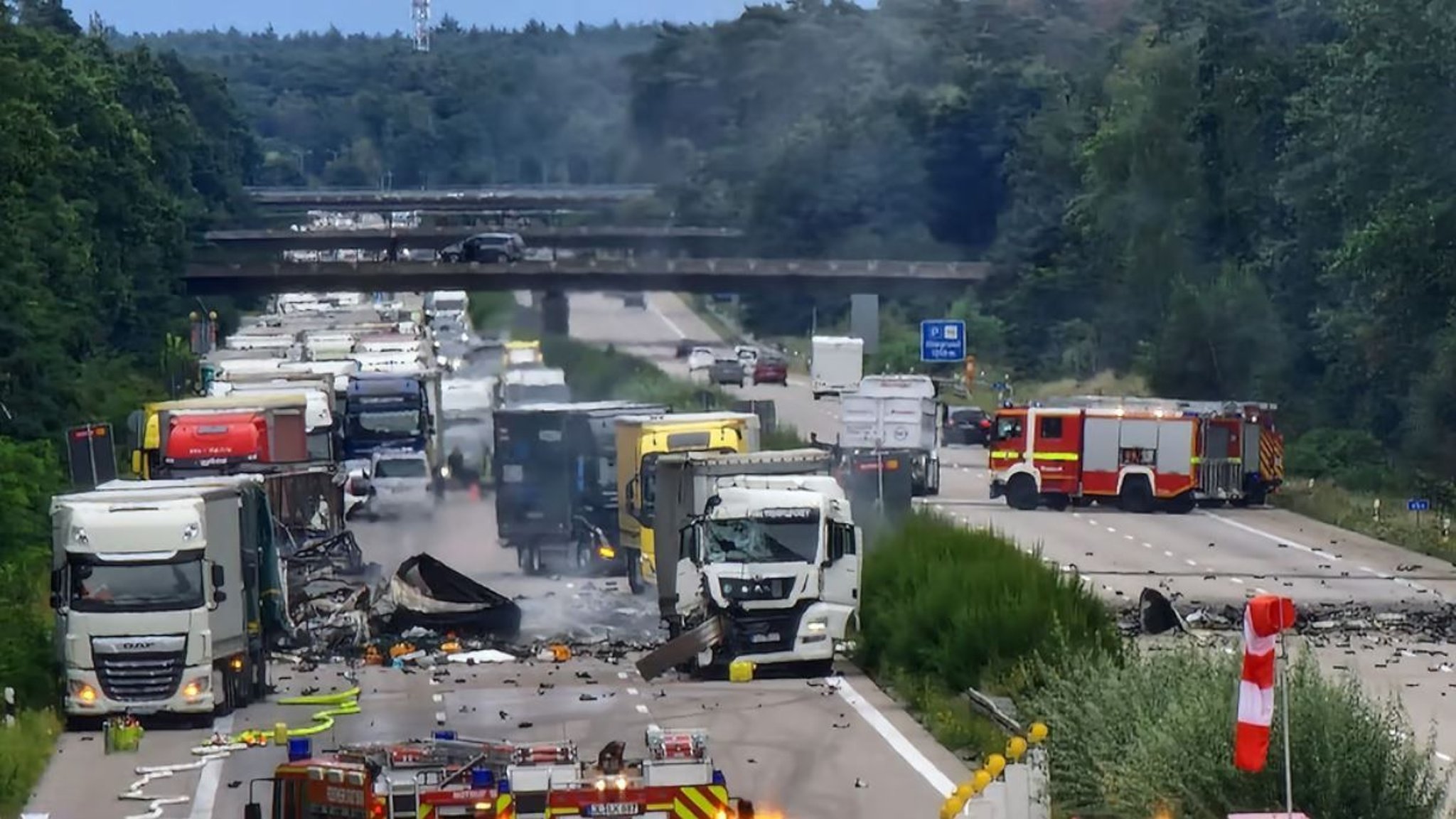 2 Tote nach Explosion auf A2 bei Burg: Schwerer Lkw-Unfall Richtung Magdeburg: Crash mit ...