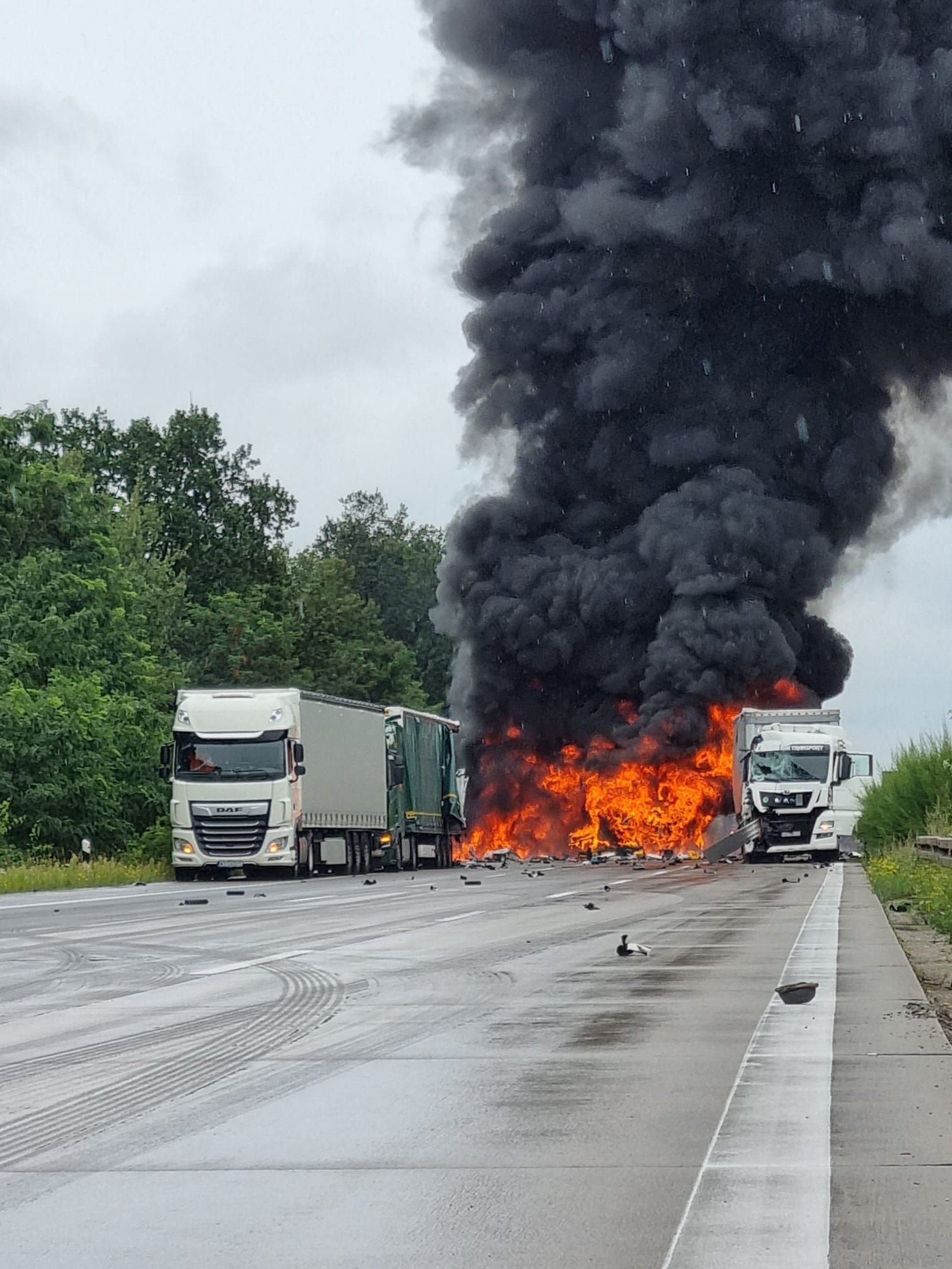 2 Tote nach Explosion auf A2 bei Burg: Schwerer Lkw-Unfall Richtung Magdeburg: Crash mit ...