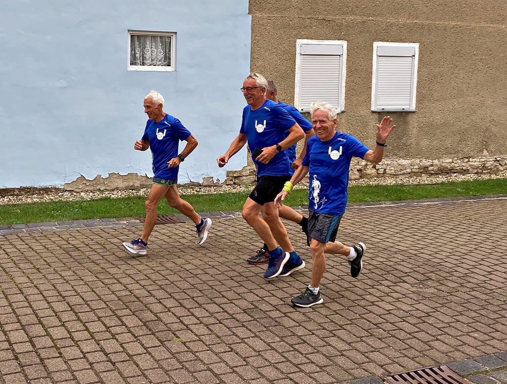 Friedenslauf: Friedensläufer zu Gast bei Friedensfahrern in Kleinmühlingen