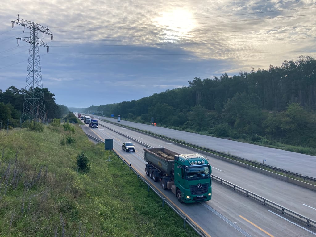 A2 nach heftigem Lkw-Unfall wieder frei - Autobahn-Sanierung abgeschlossen