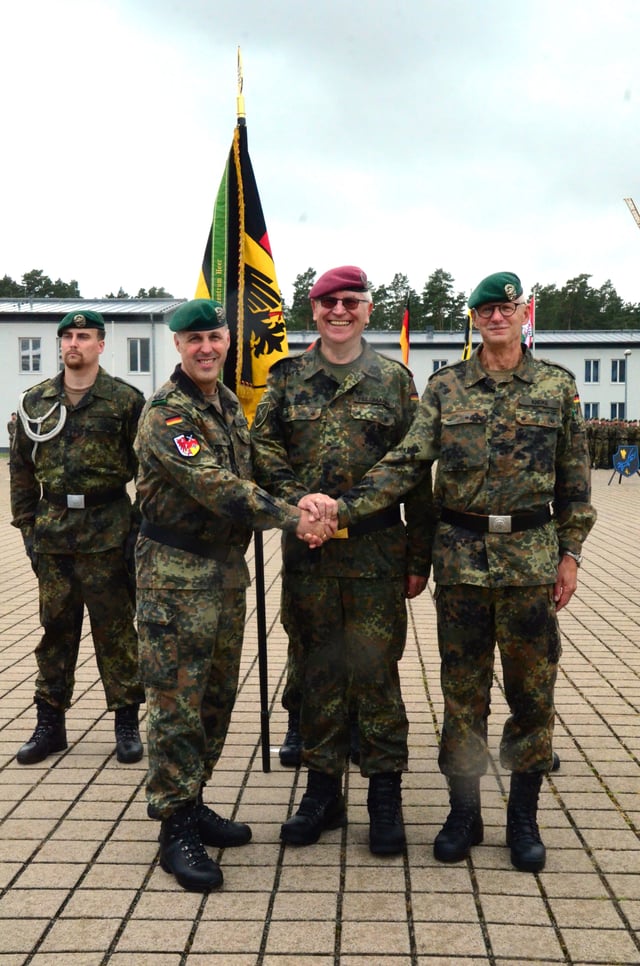 Bundeswehr: GÜZ: Oberst Michael Knoke übergibt Kommando an Oberst Heiko ...
