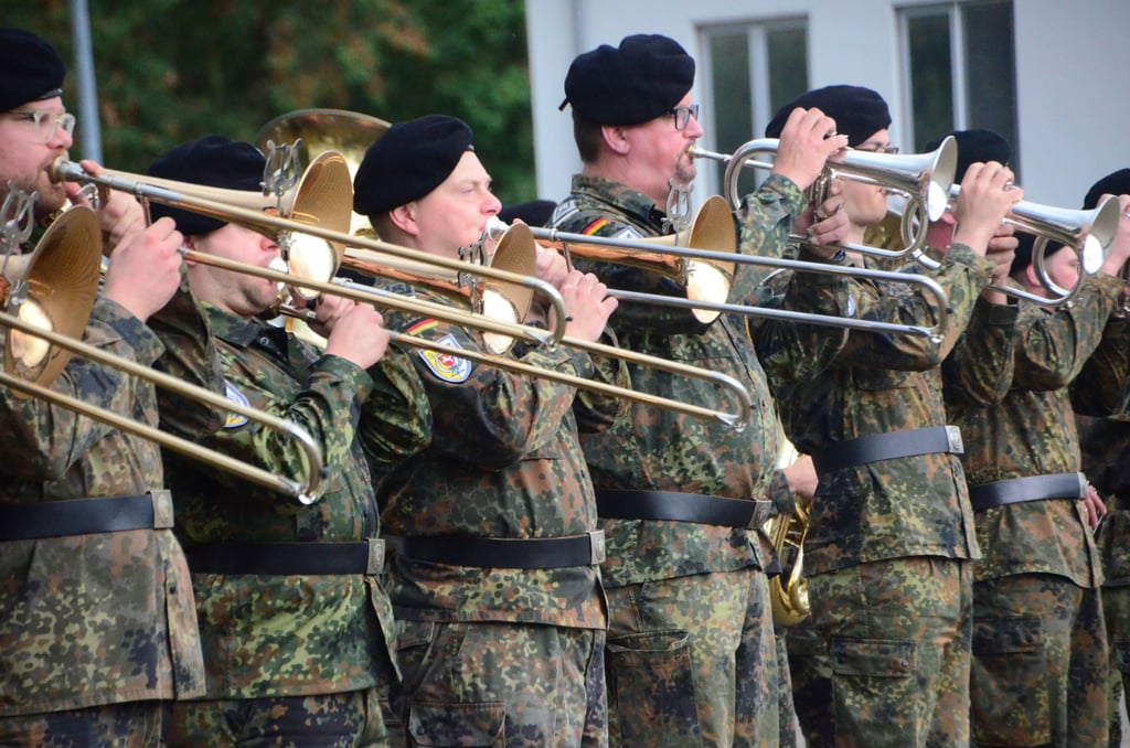 Bundeswehr: Kommandeur in Letzlingen verabschiedet sich mit dem Song ...