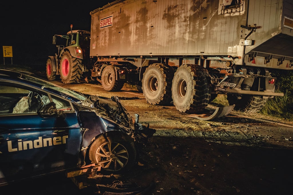 Unfall bei Brehna: Opel kracht auf Traktorgespann - Hergang gibt Rätsel auf