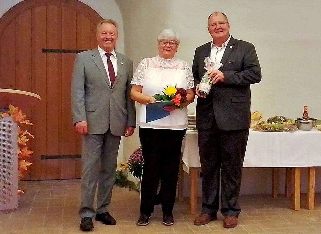 Eintragung ins Ehrenbuch der Stadt Wanzleben-Börde: Blumen für Heidrun ...