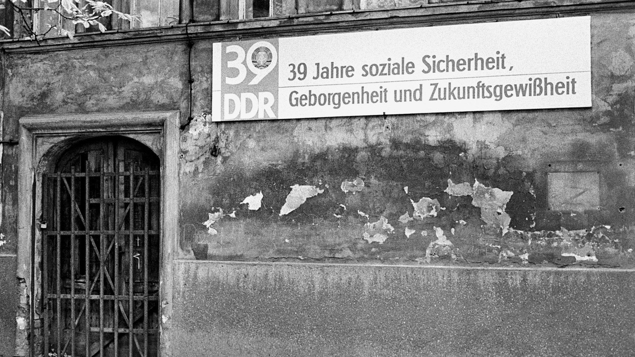 Tag der Republik: SED-Führung feiert 39 Jahre DDR zum ...