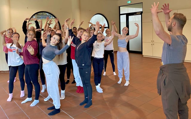 Herdergymnasium Merseburg: Internationaler Tanzworkshop - Schülerinnen trainieren mit Tänzer aus ...