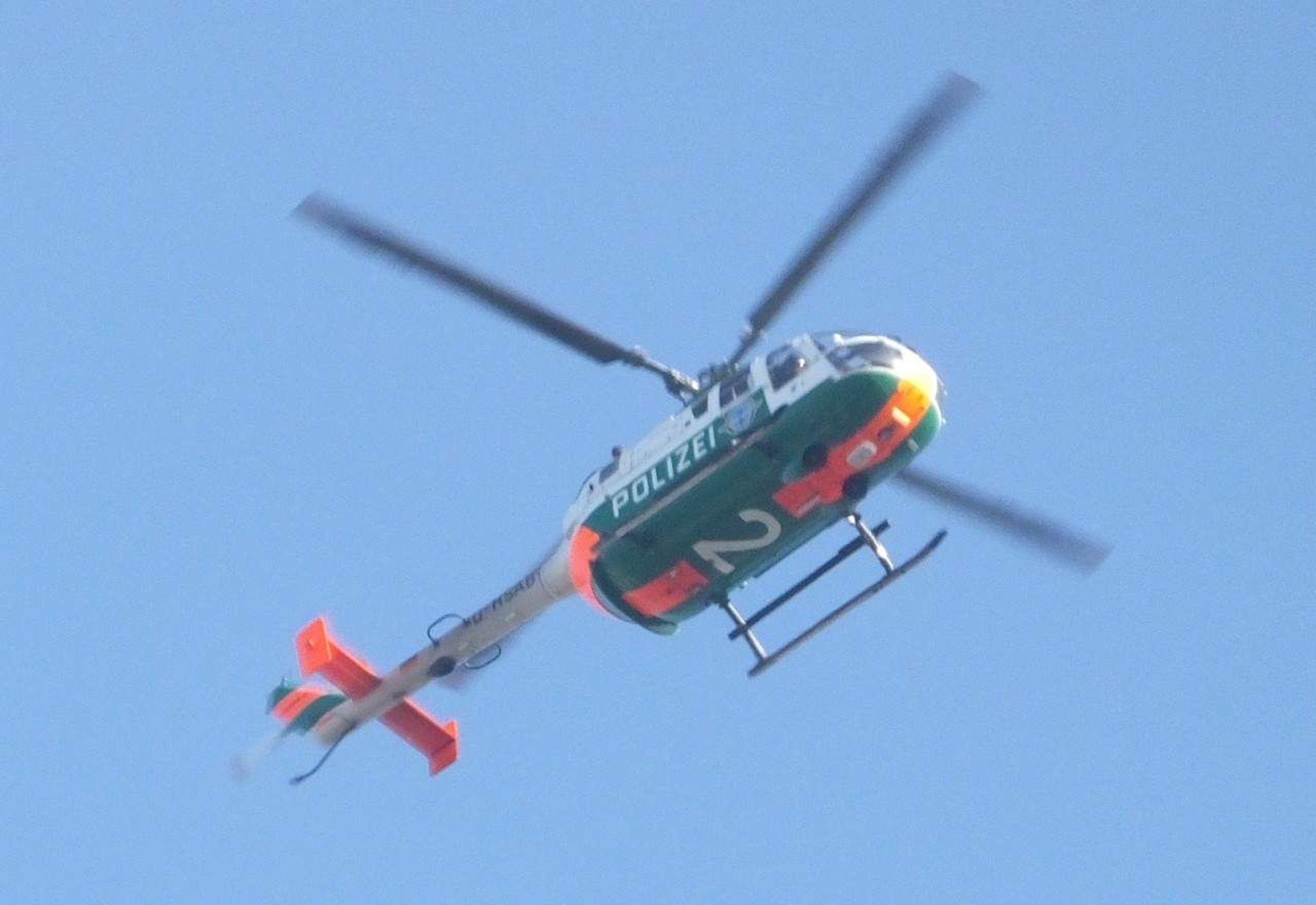 Hubschrauber kreist über Magdeburg: Über dem Süden der Stadt kreist der Hubschrauber der Polizei