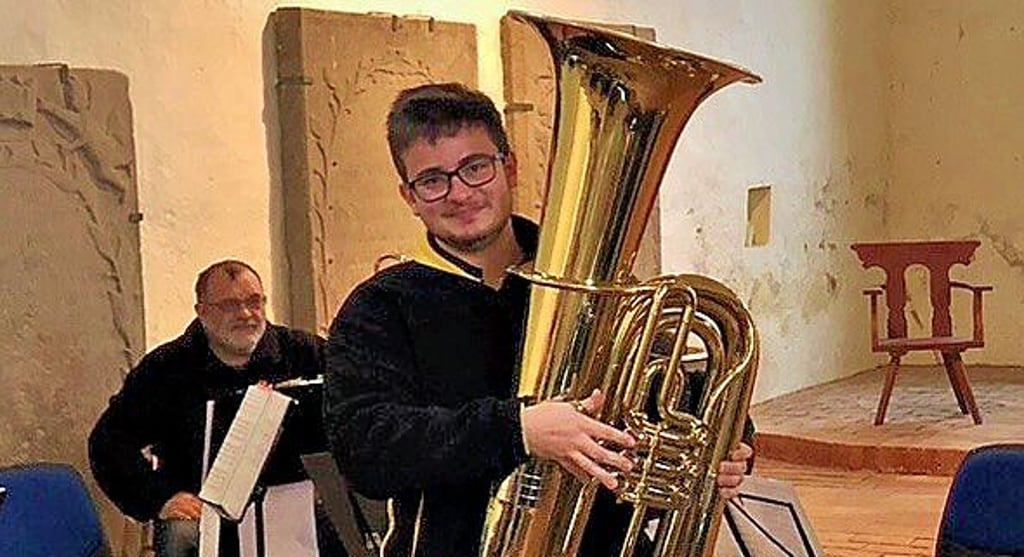 Instrument angeschafft: Schwergewicht: Neue Tuba bereichert Posaunenchor im Süden des Kreises ...
