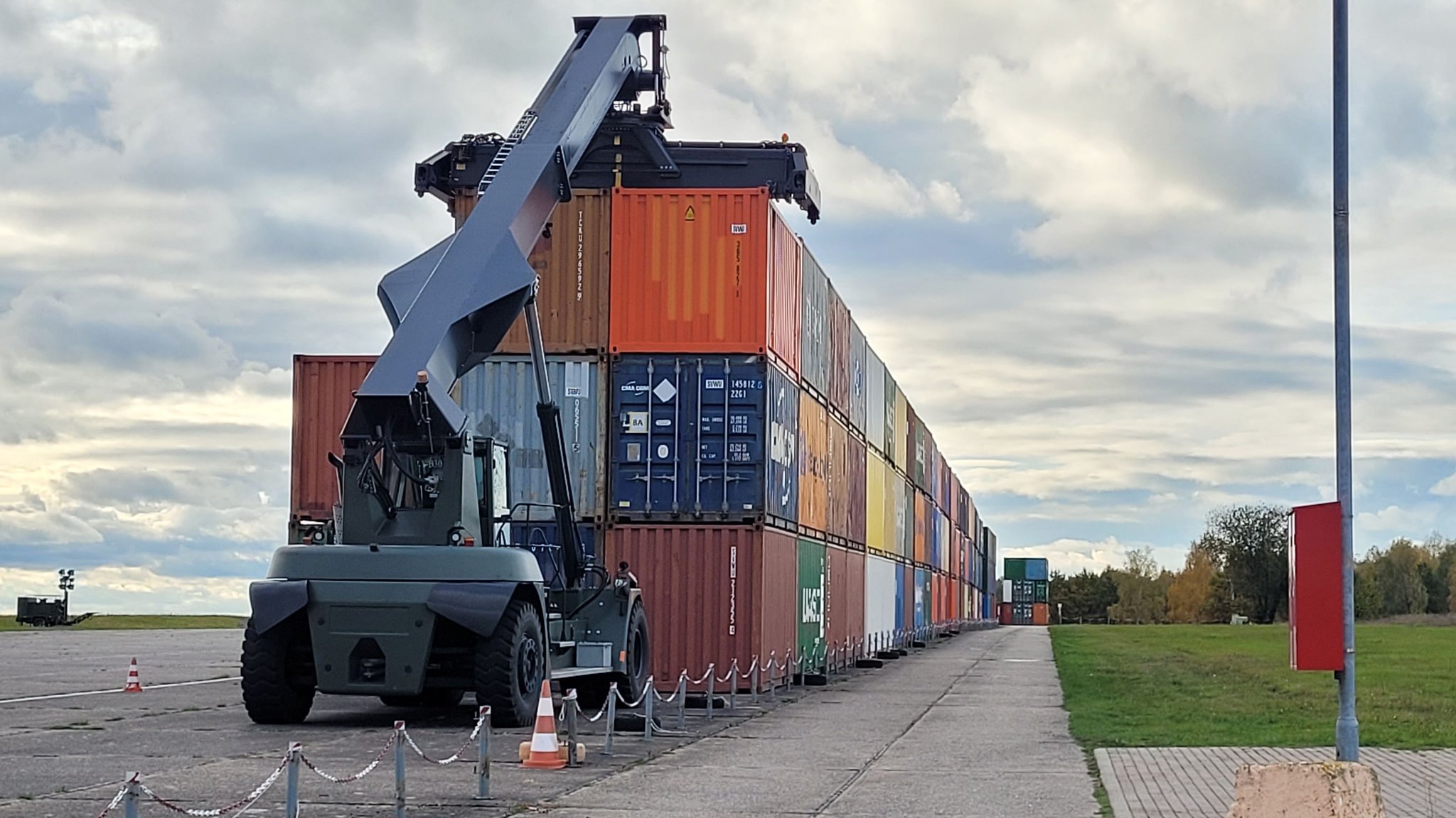 Bundeswehr-Übung „Blue Lightning“: Container am Flugplatz Stendal ...