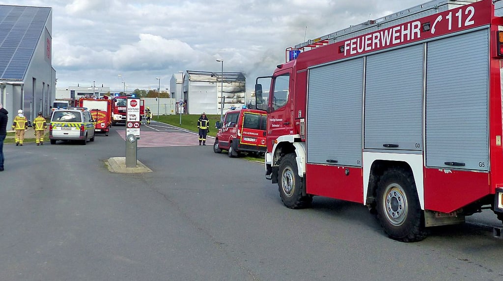 Großeinsatz der Feuerwehr: 100.000 Euro Schaden durch Feuer bei FEV - Batterie brennen in ...