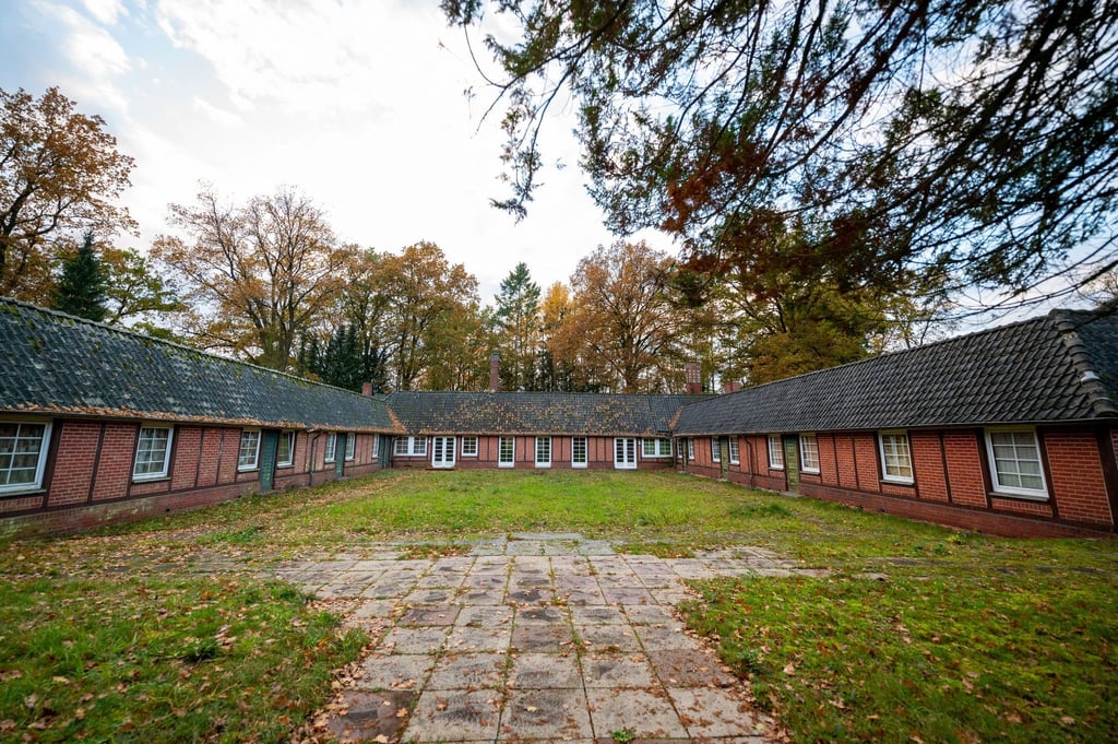 Immobilien: Besitzer darf Immenhof bei Bispingen vorerst behalten