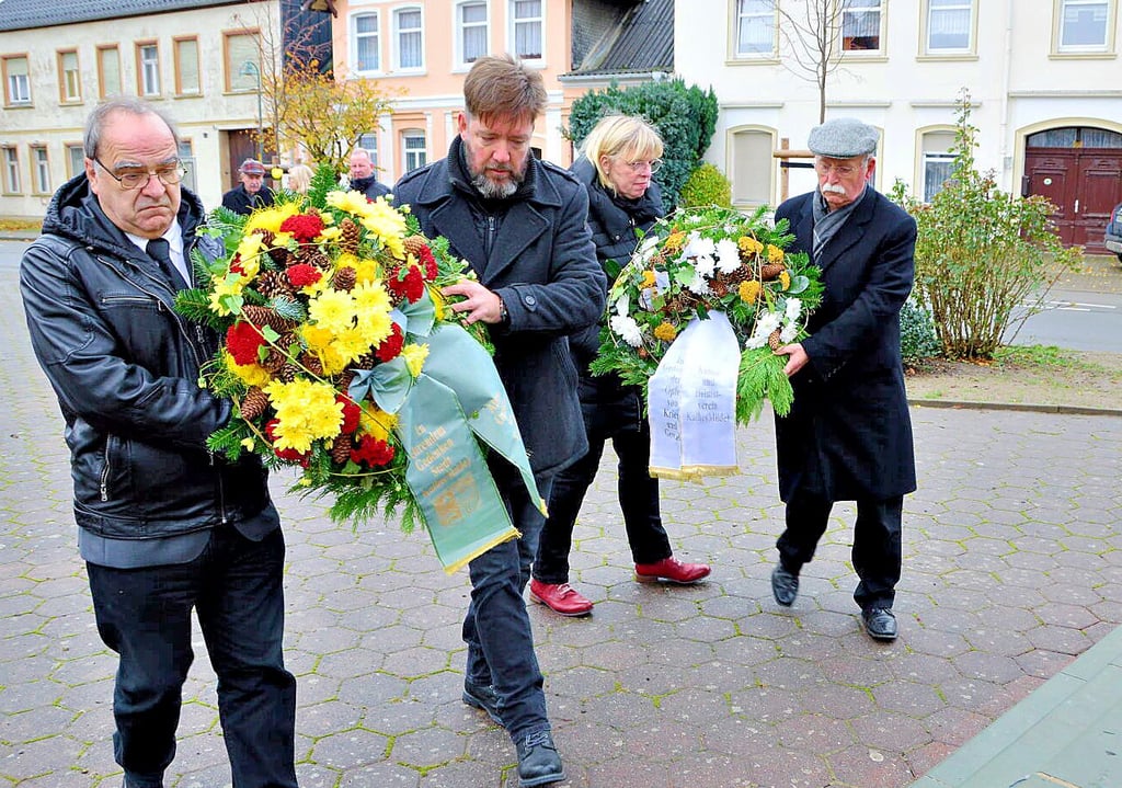 Volkstrauertag: Deutlich mehr Bürger als sonst kommen in Kalbe zur Gedenkstunde