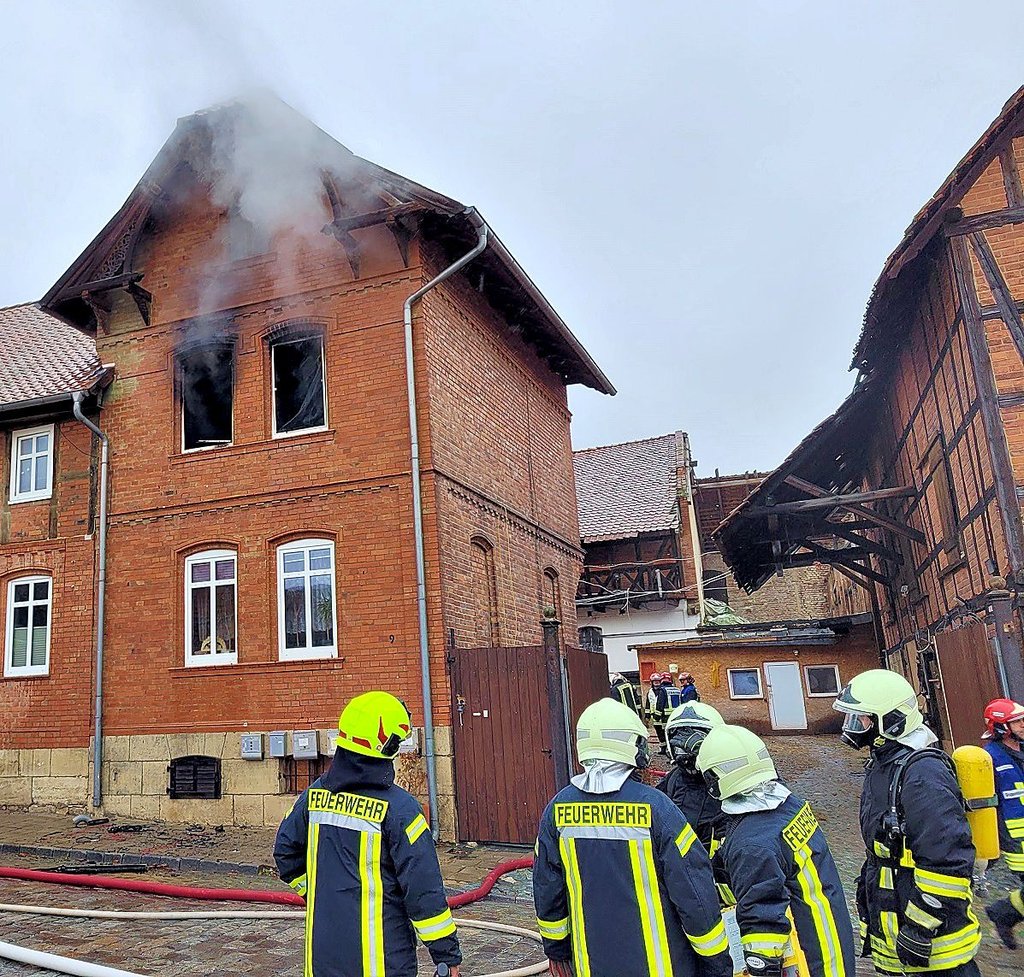 Brand : Haus nach Feuer unbewohnbar - 23 Menschen gerettet und spontan untergebracht
