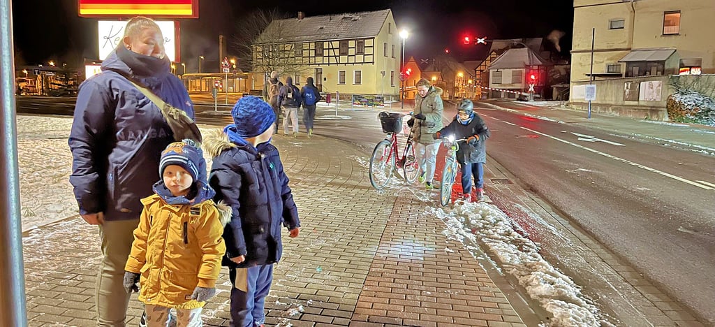 Zahl der Unfälle steigt: Blutendes Kind auf neuem Radweg am Bahnhof ...