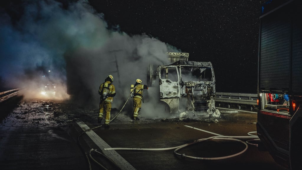 Unfall auf A9: Lkw-Brand mit Vollsperrung und Stau bei Bitterfeld