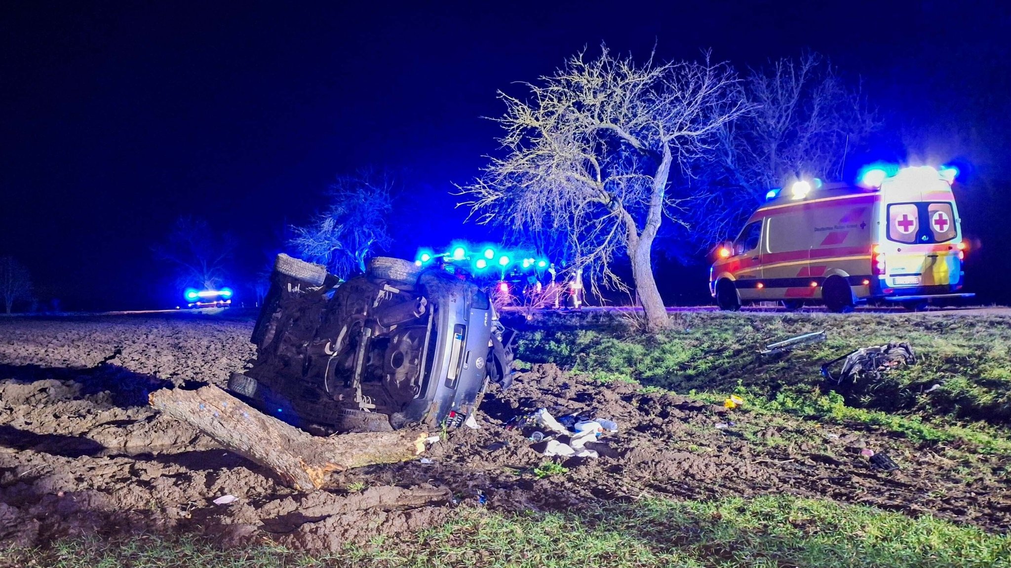 Retter im Einsatz: Schwerer Unfall auf der Kreisstraße 2074 bei Baasdorf - Frau prallt mit Auto ...