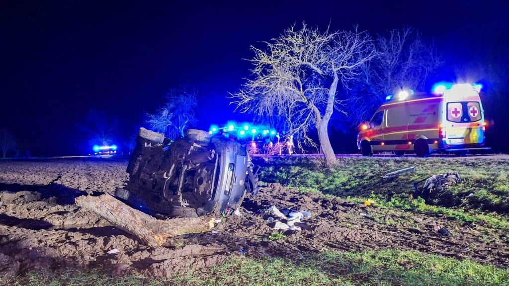 Retter im Einsatz: Schwerer Unfall auf der Kreisstraße 2074 bei ... Retter im Einsatz: Schwerer Unfall auf der Kreisstraße 2074 bei ...