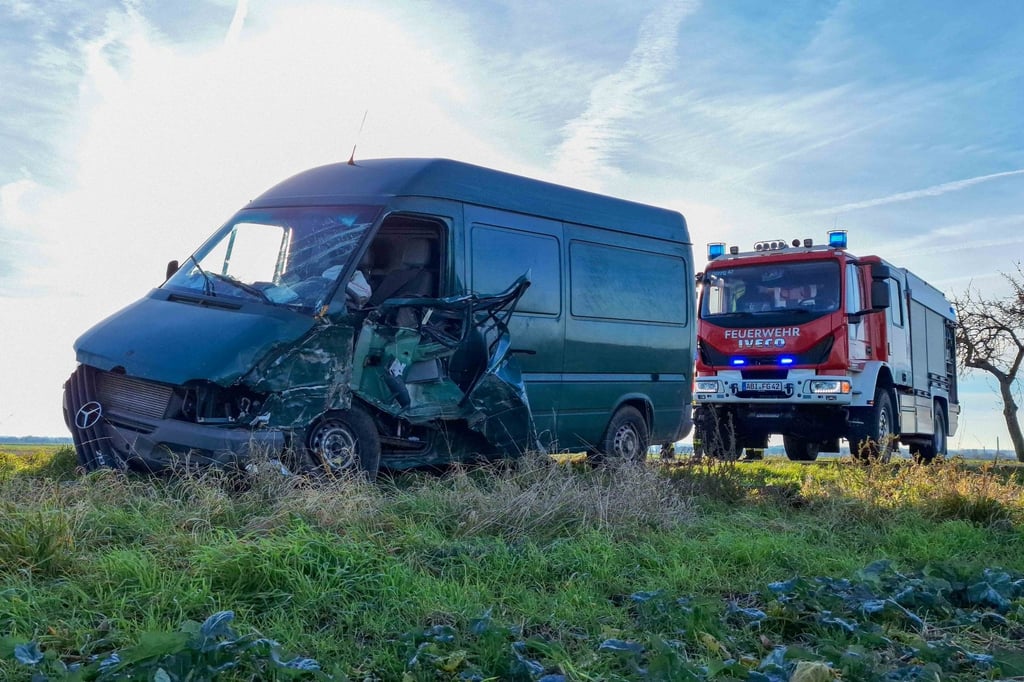 Rettungshubschrauber im Einsatz: Transporter prallt bei Görzig gegen Baum - 42-jähriger Fahrer ...