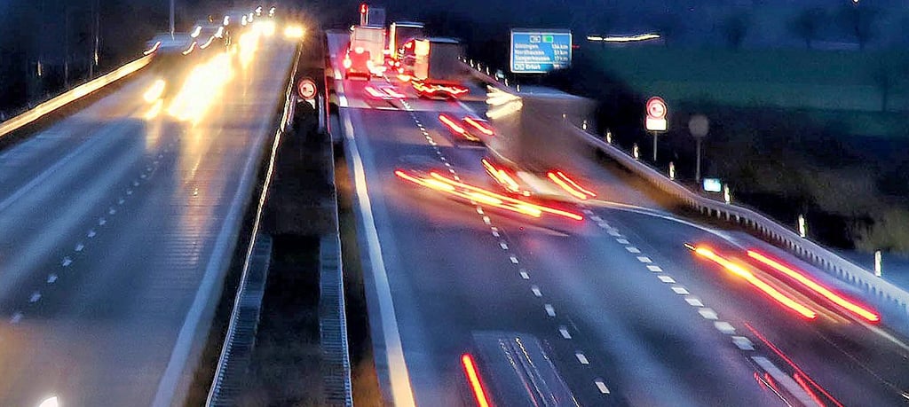 Unfall mit Folgen: BMW kracht auf A9 bei Dessau in Leitplanke und ... Unfall mit Folgen: BMW kracht auf A9 bei Dessau in Leitplanke und ...