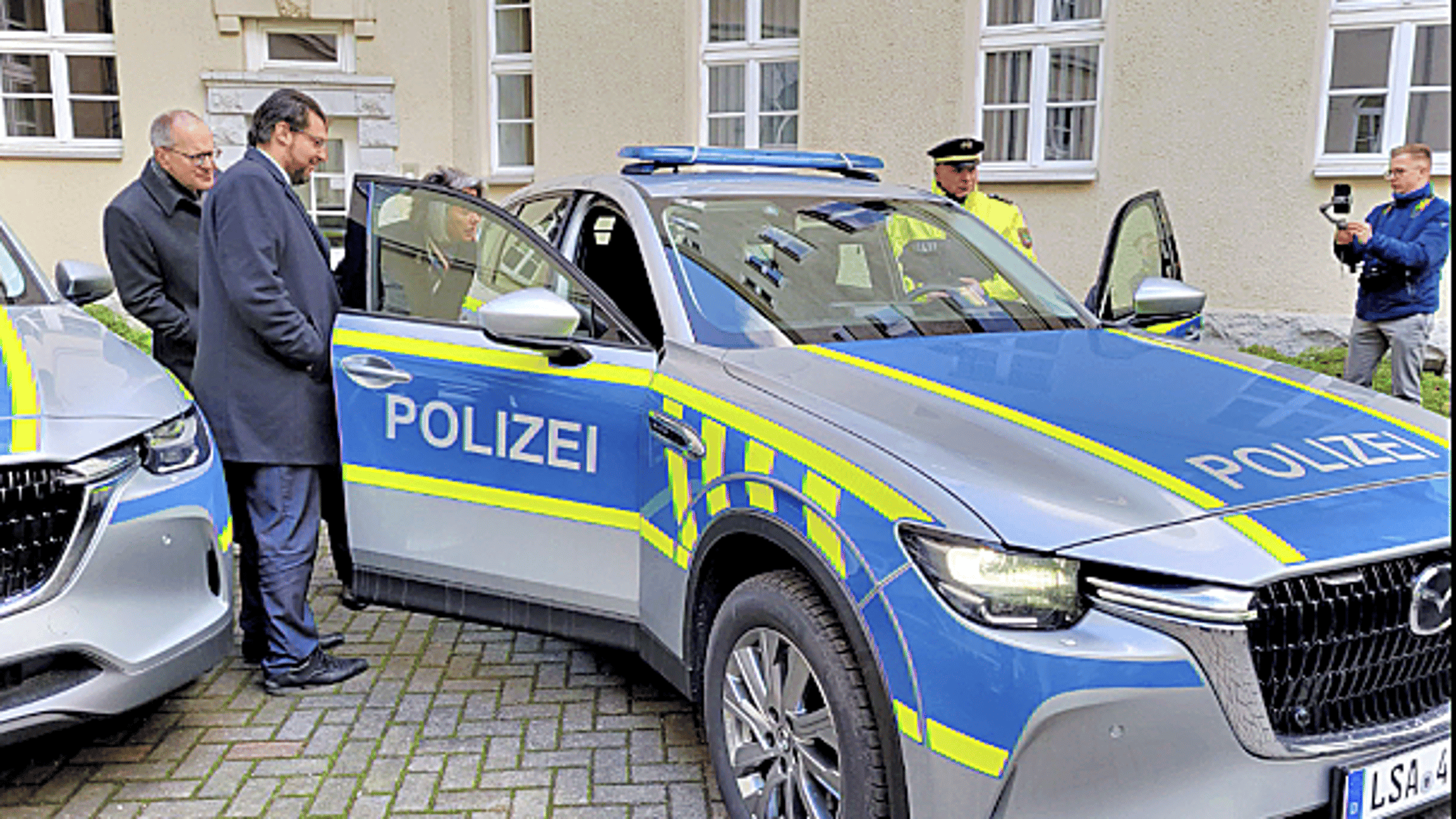 Übergabe in Magdeburg: Fünf neue Mazda an die Polizei übergeben ...