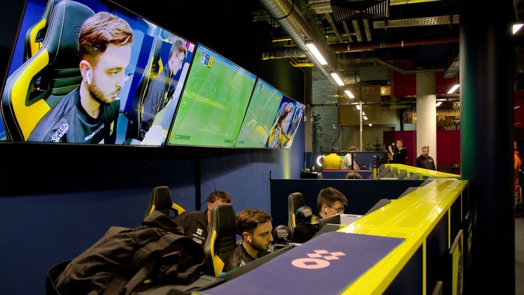 In einer Gaming-Bar: Spielstätte für EA Sports FC: BVB in der Virtual ...