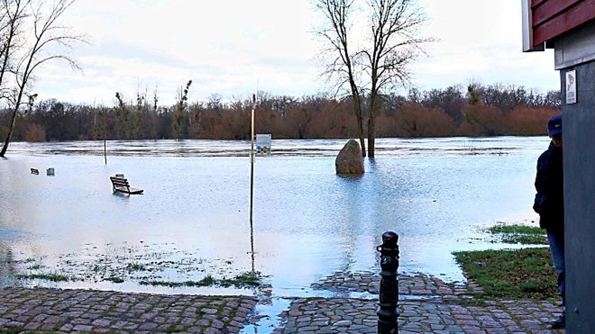 Hochwasser Sachsen-Anhalt: Aken erwartet Scheitelpunkt der Elbe ...