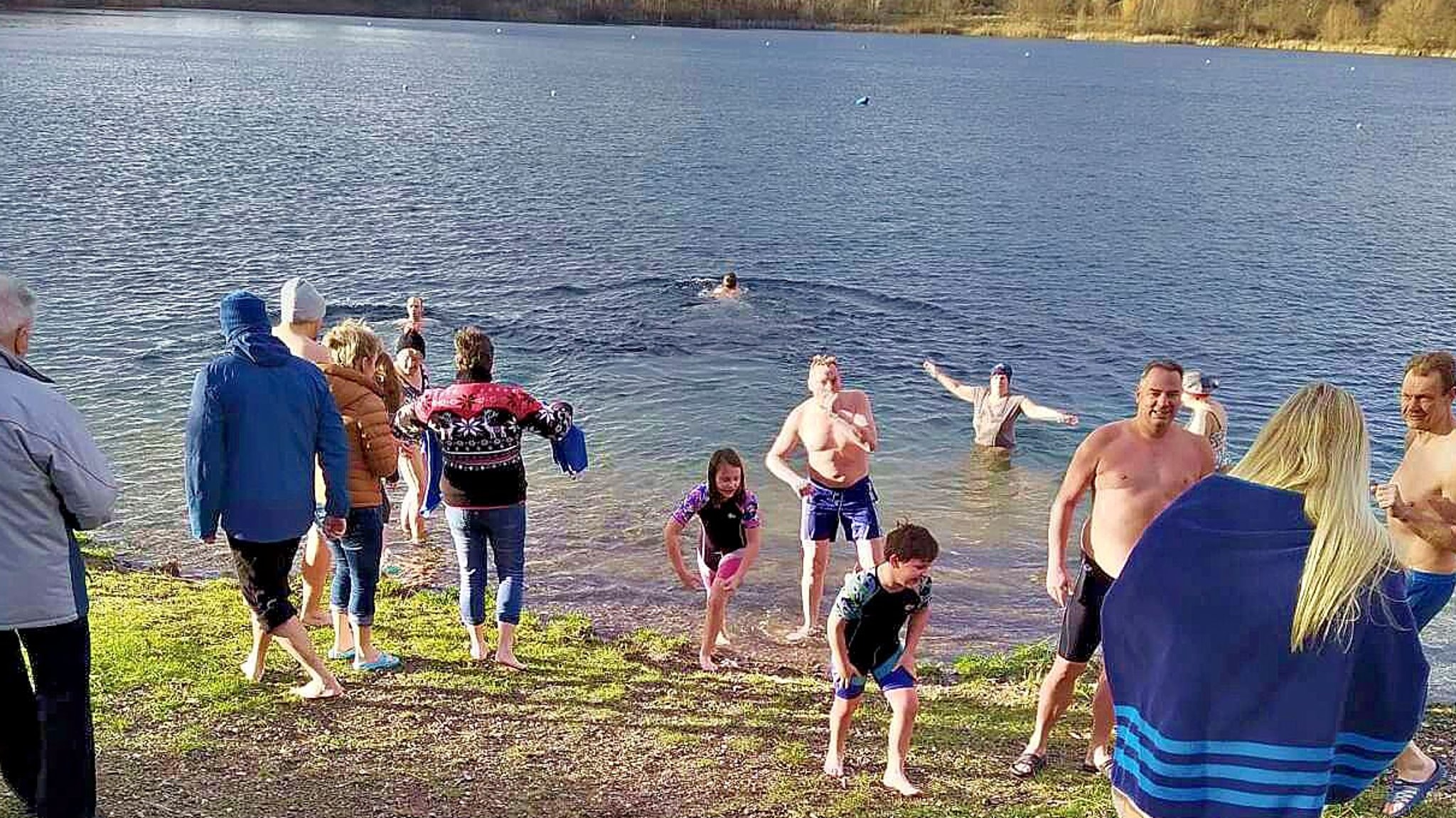 Wassersport im Seeland: Lok-Schwimmer trauen sich: Anbaden bei sieben ...