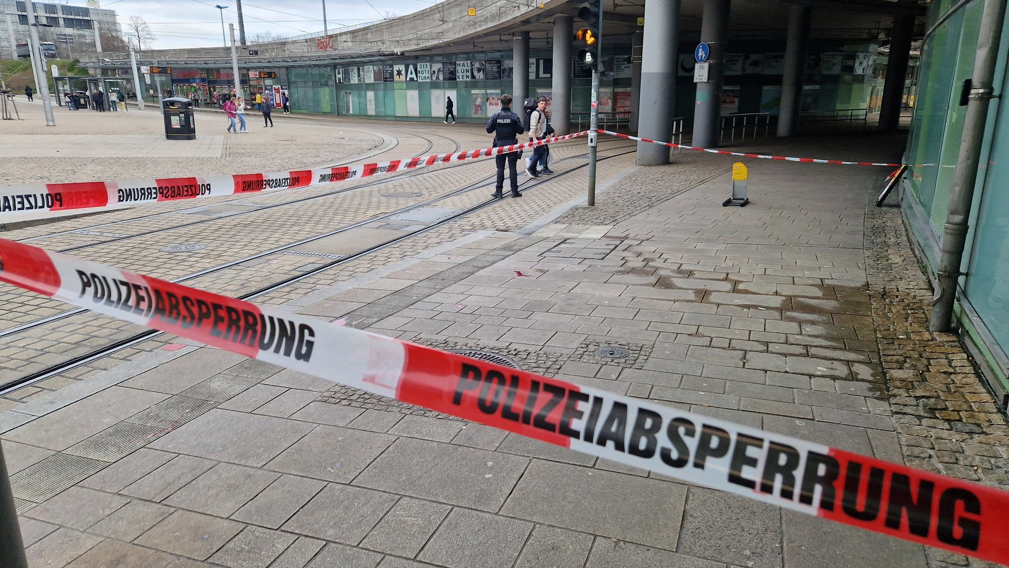 Polizeieinsatz in Halle: Ein Schwerverletzter: Messerattacke in der Nähe vom Hauptbahnhof Halle