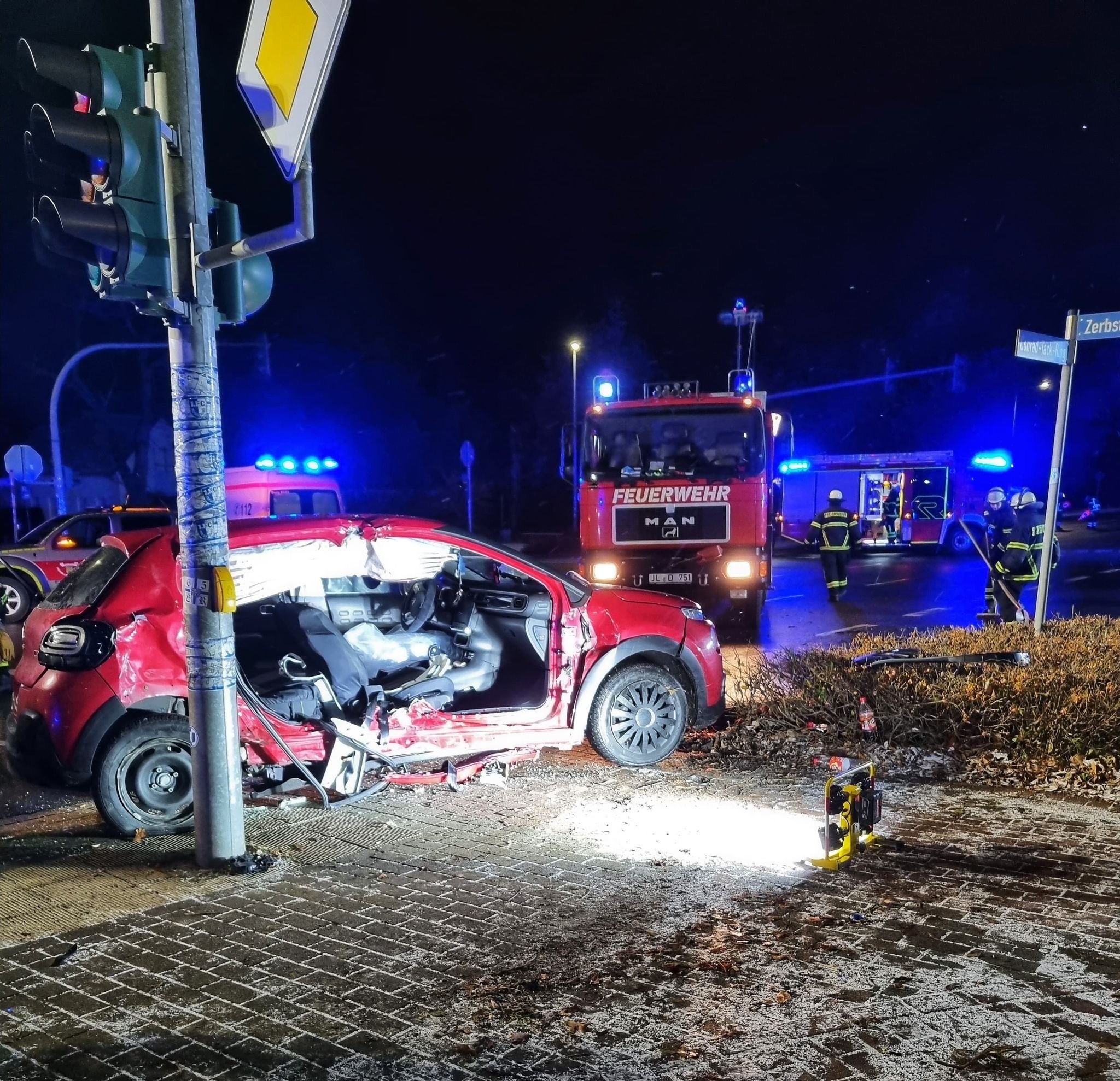 Unfall In Burg: 20-Jährige in Auto eingeklemmt und schwer verletzt - Verursacher mit 1,77 ...
