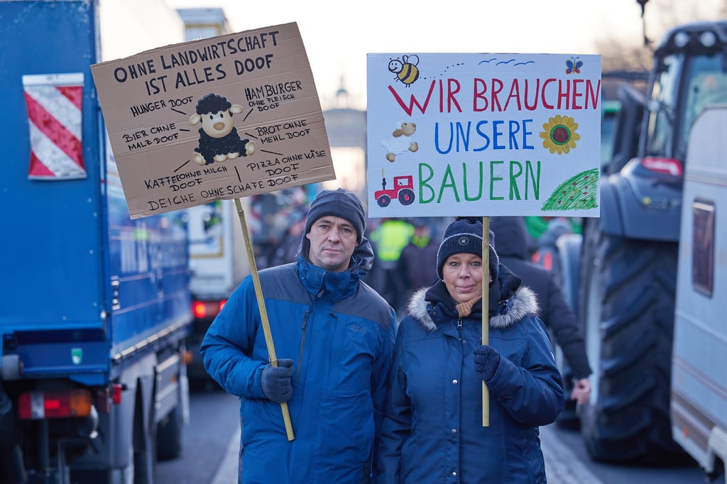 Autobahn-Blockade: Bauernprotest: Landwirte machen Autobahnauffahrten ...