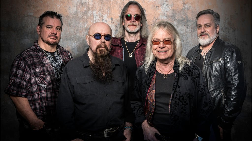 Here Comes The Rain: Trauer um Tony Clarkin - Magnum-Album erscheint ...