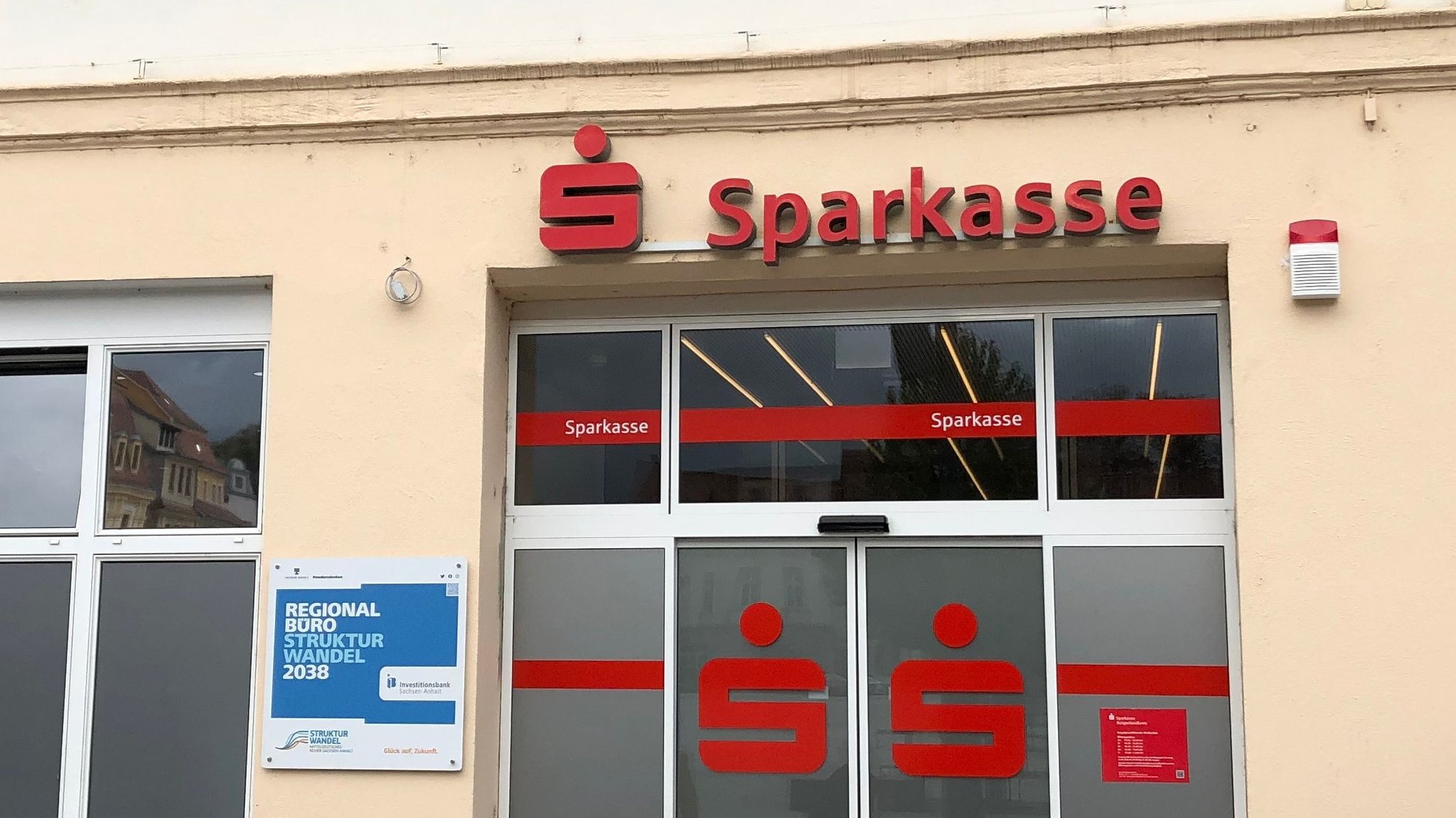 Frau im Burgenlandkreis in Not: Kundin mehr als eine Stunde in Sparkassenfiliale Weißenfels ...