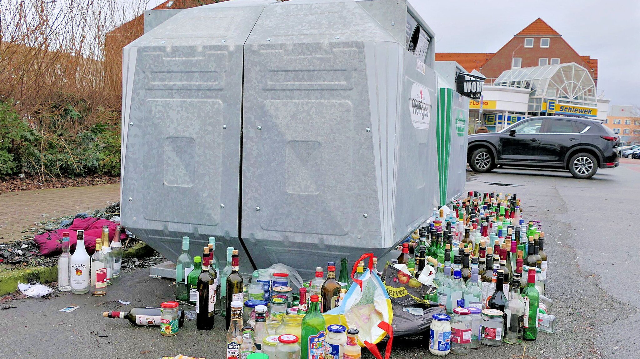 Müll und Abfall: Ärger um Altglas-Container im Salzlandkreis - Recyclinghof Farsleben