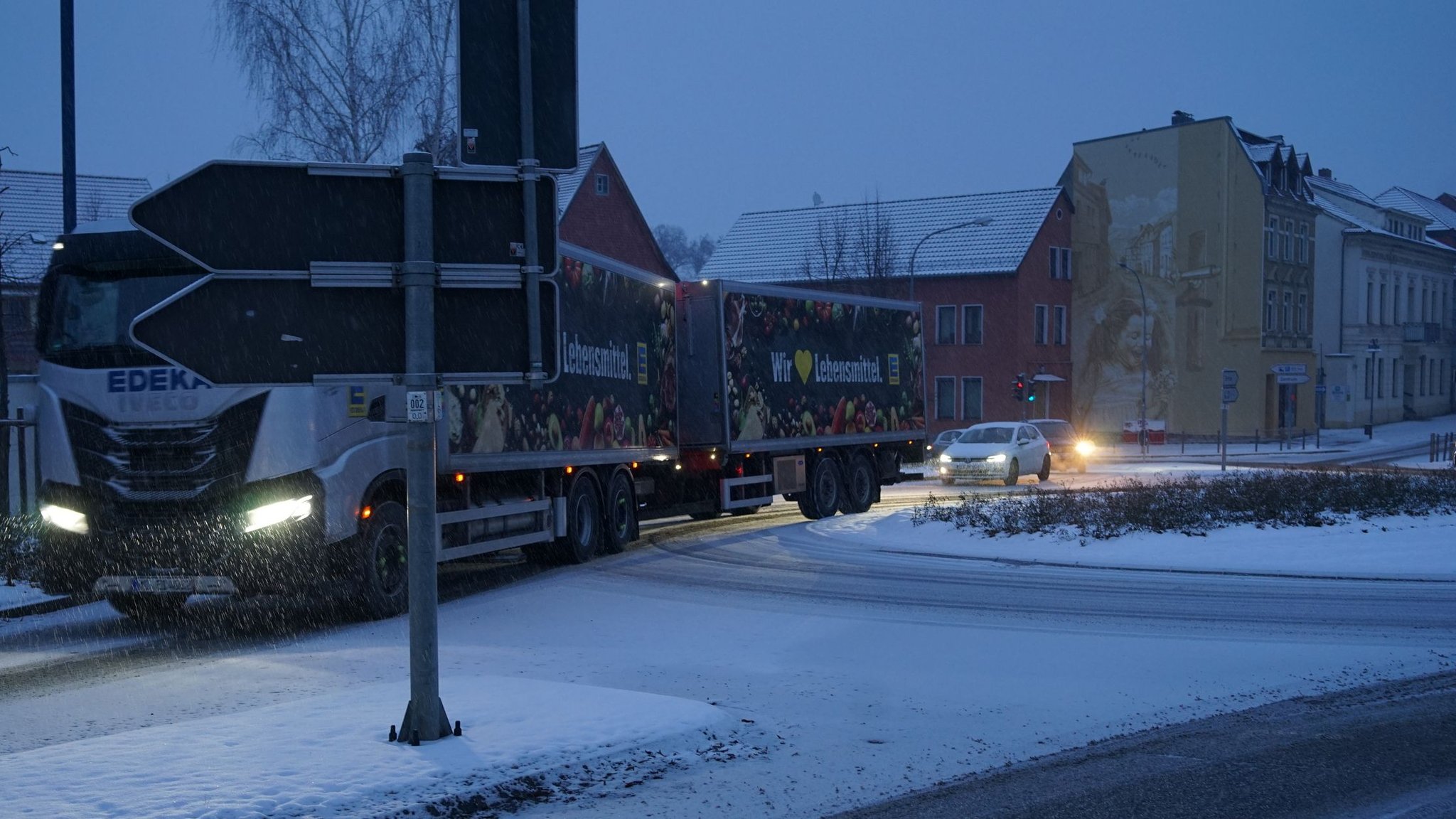 Unfall auf der A38: Vollsperrung der Autobahn Richtung Leipzig nach Lkw ...