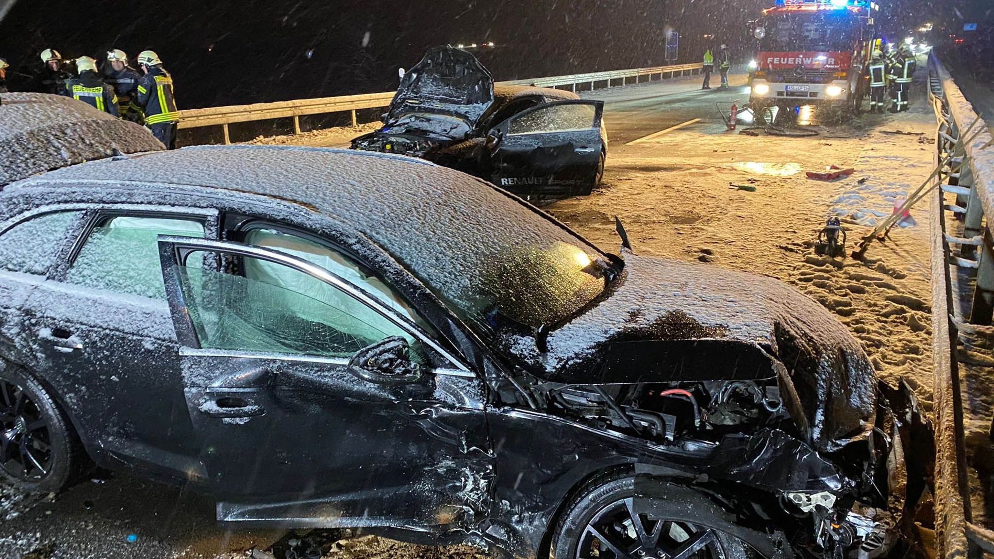 Vollsperrung nach Unfall: Pkw kracht auf A36 bei Aschersleben in Unfallfahrzeug - zwei Verletzte