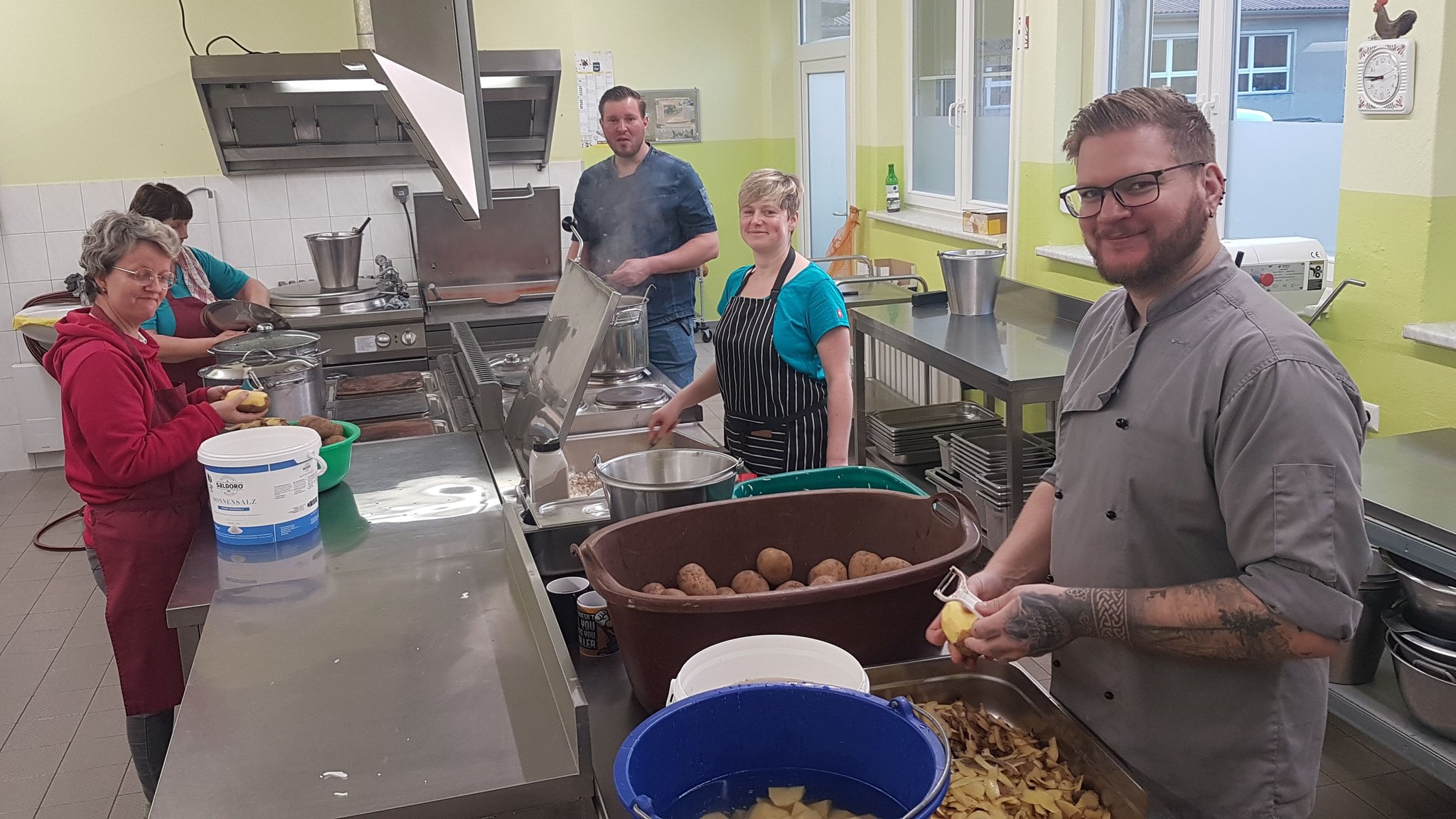 Mittagessen für Kinder: Küchenasyl - Kochteam aus Seehausen findet ...