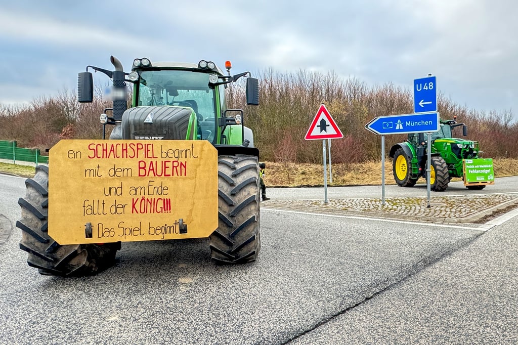 Bauernprotest in Sachsen-Anhalt: Bauern blockieren bei Zeitz Auffahrten ...