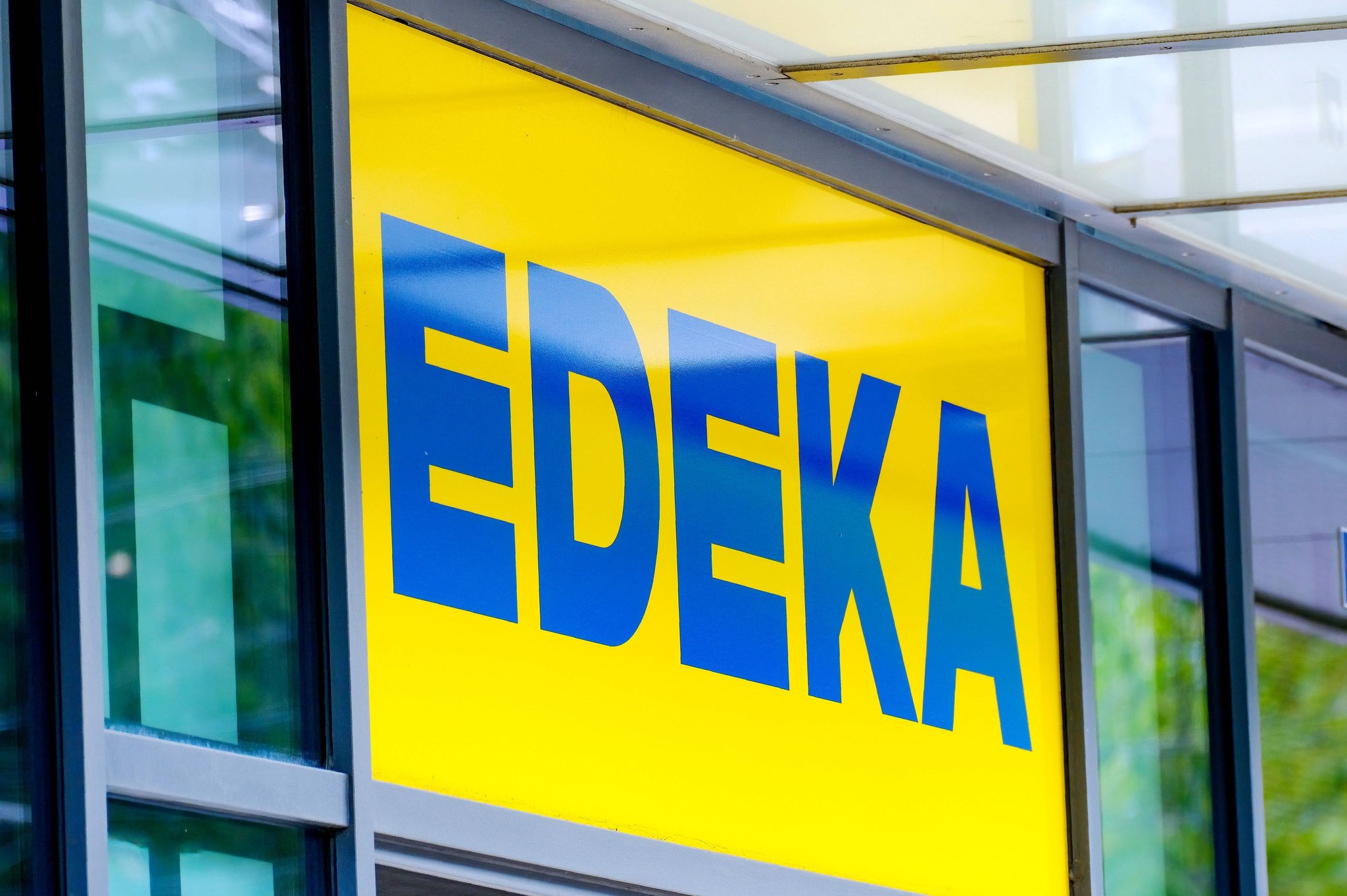 Edeka-Werbung mit „Für Demokratie. Gegen Nazis“-Logo – Supermarkt ...