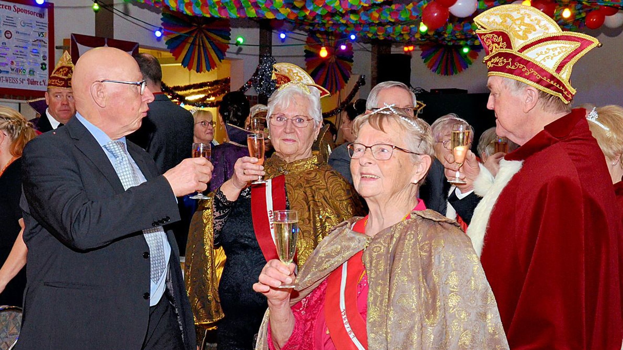 70 Jahre Karneval: 61 Prinzessinnen und Prinzen feiern Gala in Dähre mit