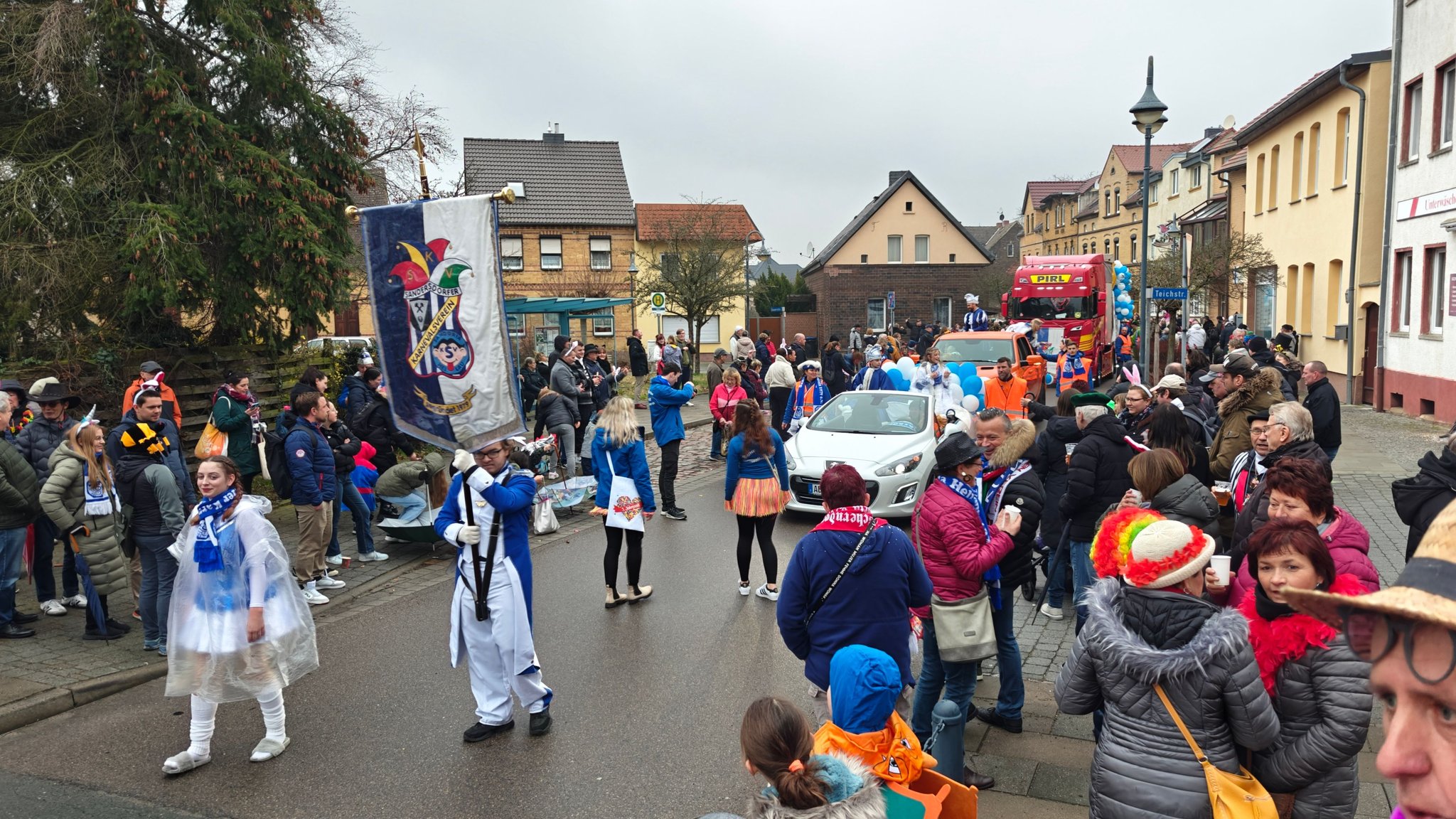 Rosenmontagsumzug am Sonntag: Sandersdorf im Ausnahmezustand - Narren ziehen jubelnd durch die ...