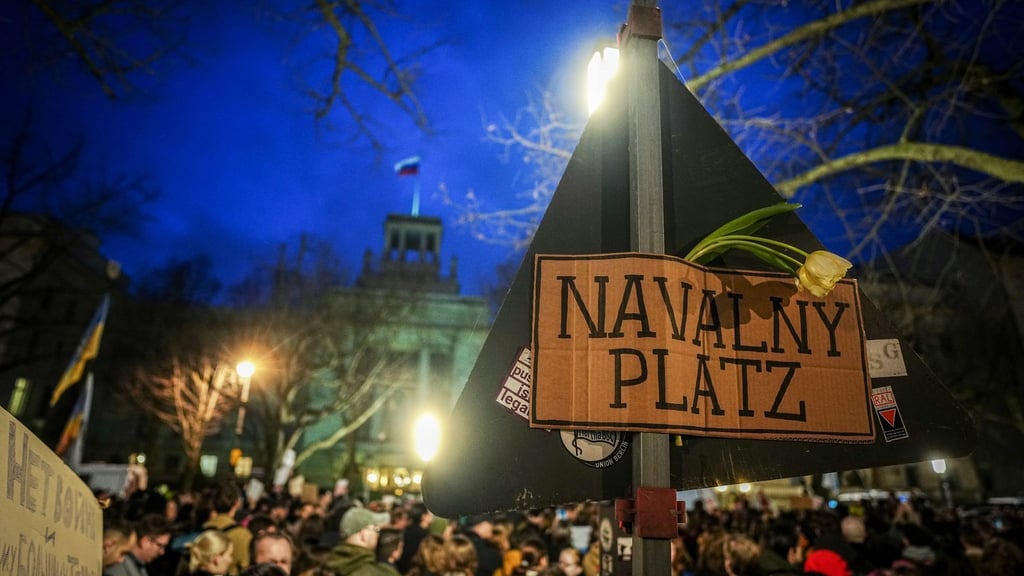 Demonstrationen: Mehr als 1000 Menschen bei Nawalny-Gedenken vor Botschaft Demonstrationen: Mehr als 1000 Menschen bei Nawalny-Gedenken vor Botschaft